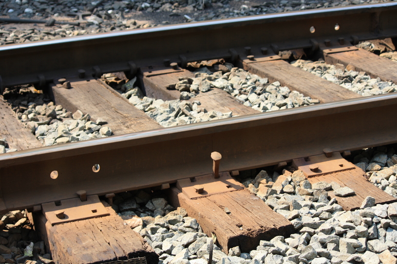 [PHOTOS] 8 More Absurdly Common Safety Hazards For Railroad Workers