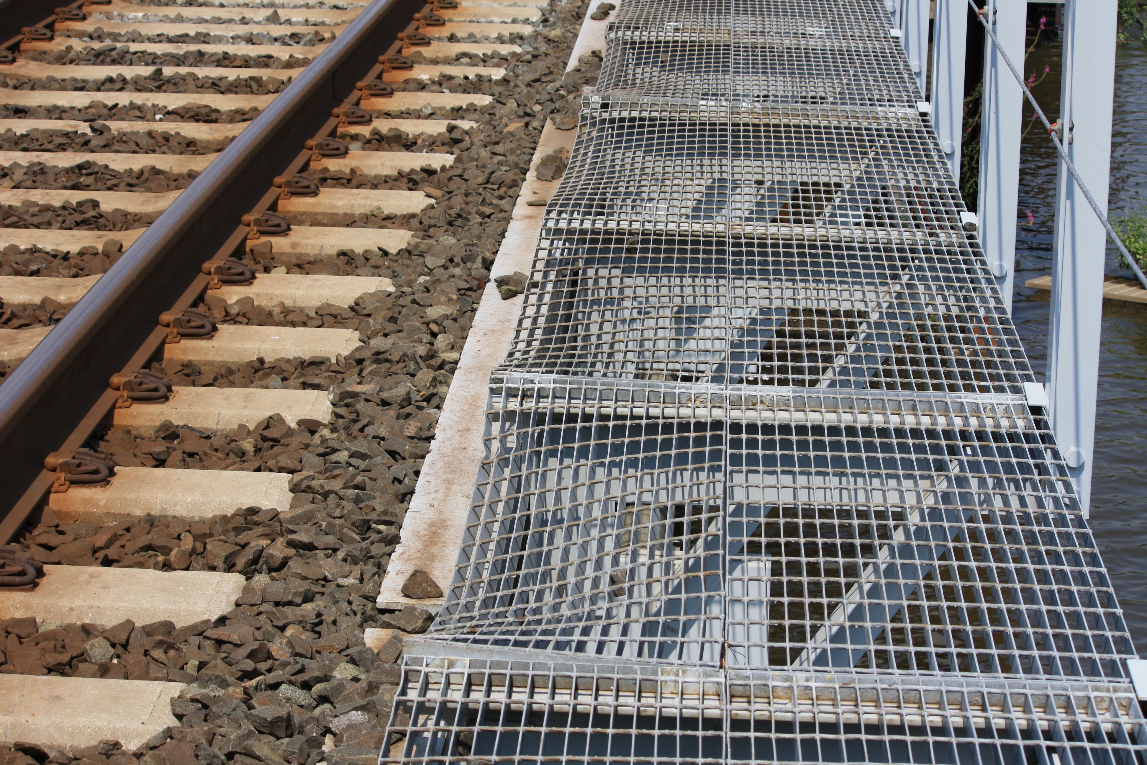 [PHOTOS] 9 Unbelievably Common Railroad Safety Hazards