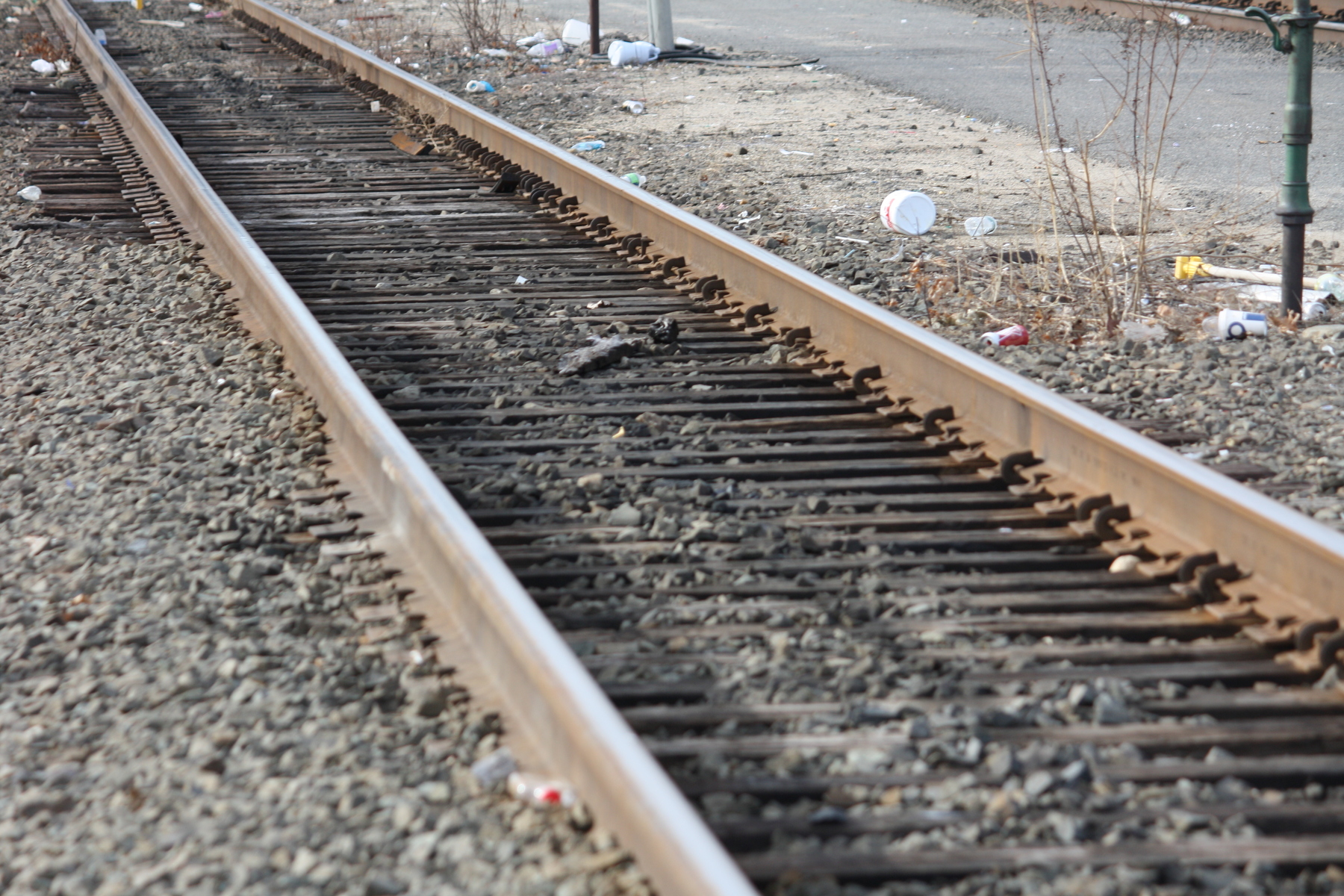 [PHOTOS] 8 More Absurdly Common Safety Hazards For Railroad Workers